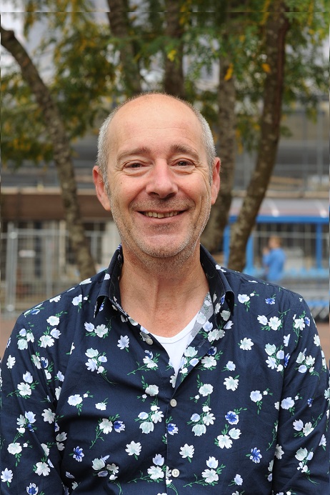 Ik kijk uit over een groene wei met zes Black Angus koeien | inSchuytgraaf